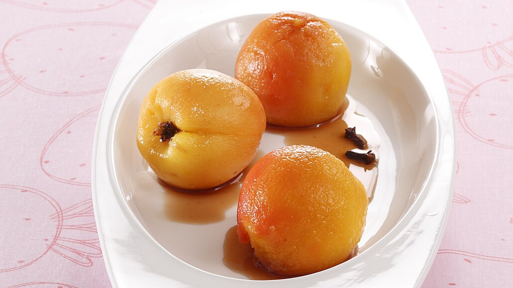 Pošírované broskve ve víně – Recepty iDNES.cz