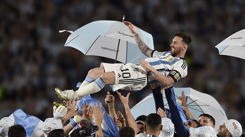 Messi korunoval zlaté oslavy před argentinskými fanoušky 800. gólem v ...