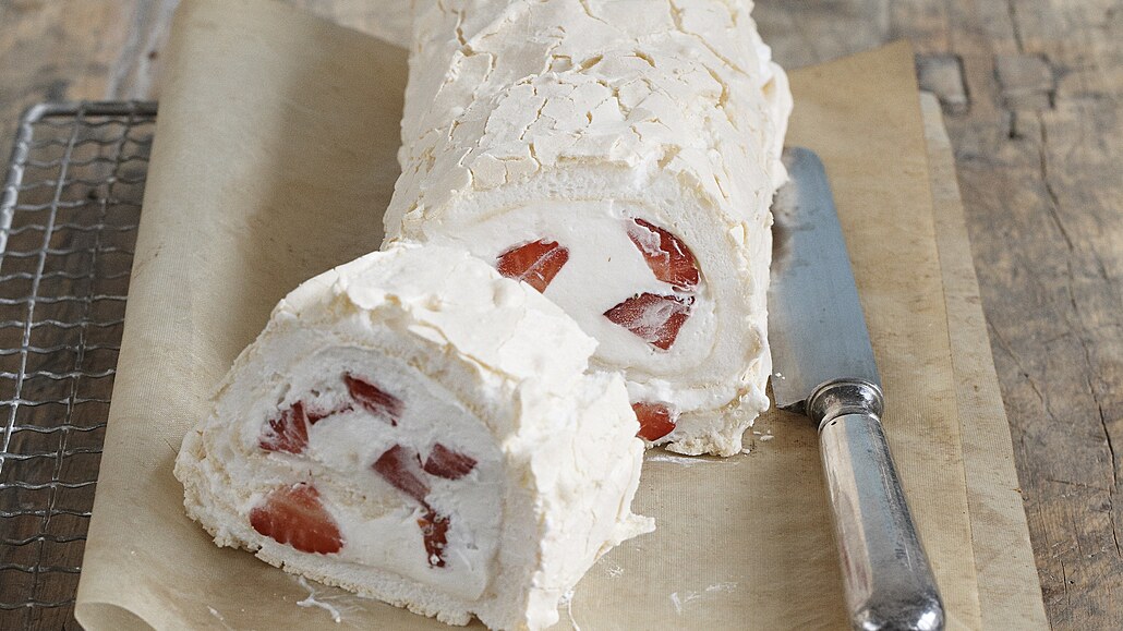 Sněhová roláda se šlehačkou a jahodami – Recepty iDNES.cz