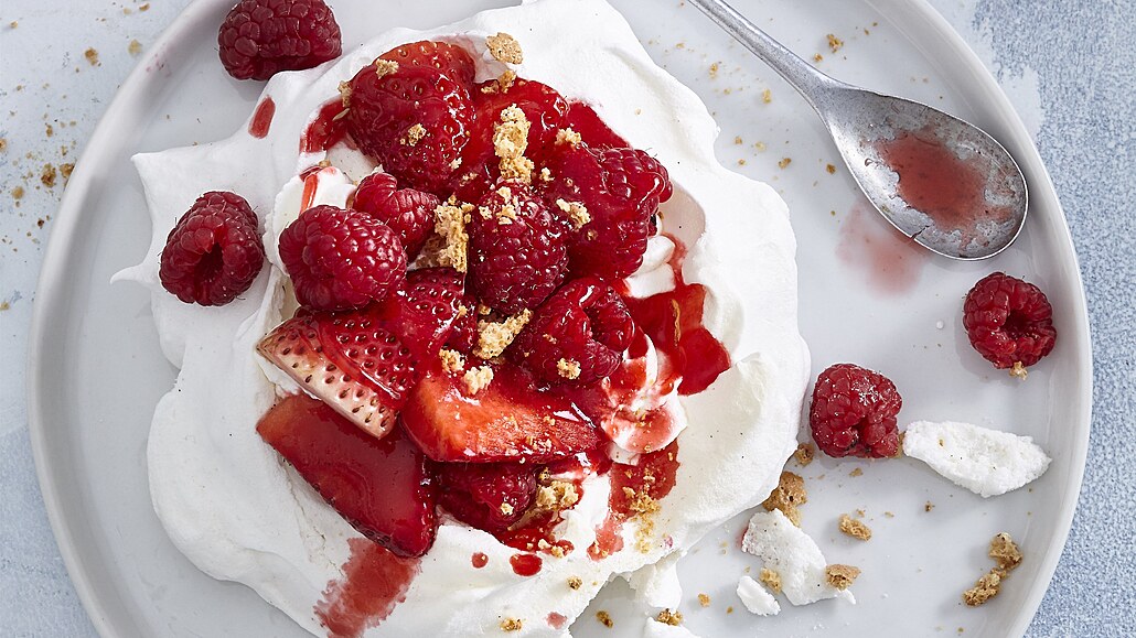Velká pusinka s červeným ovocem a rybízovou omáčkou – Recepty iDNES.cz
