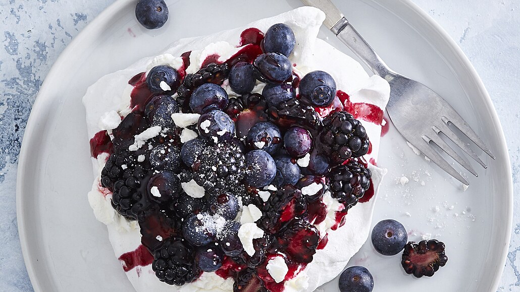 Velká pusinka s borůvkami a ostružinovou omáčkou – Recepty iDNES.cz
