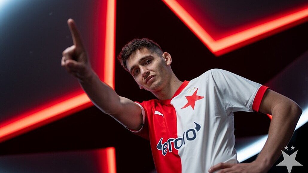 Chytil je už slávistou. Chtěl jsem ho pro hru ve vápně a zády k bráně ...