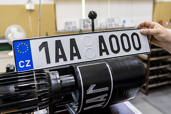 Přehlašování aut má být online. SPZ si vyzvednete na poště nebo v ...