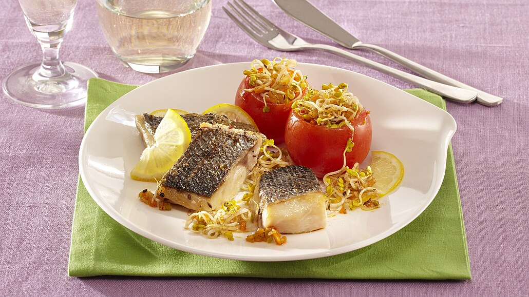 Mořský okoun s rajčaty plněnými ředkvičkovými klíčky – Recepty iDNES.cz