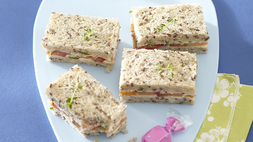 Malé sendviče s rajčetem – Recepty iDNES.cz