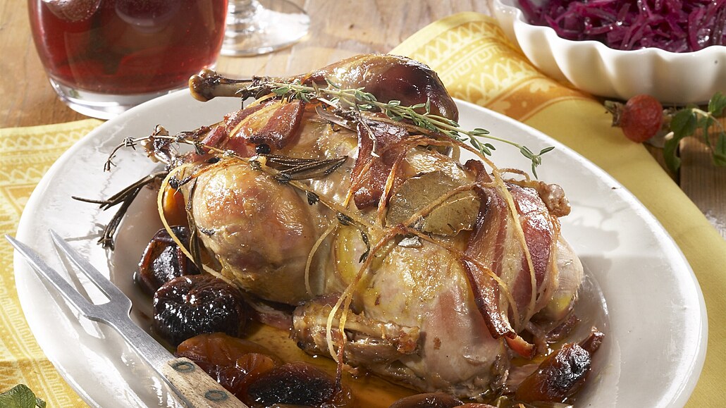 Pečený bažant se slaninou a sušeným ovocem – Recepty iDNES.cz