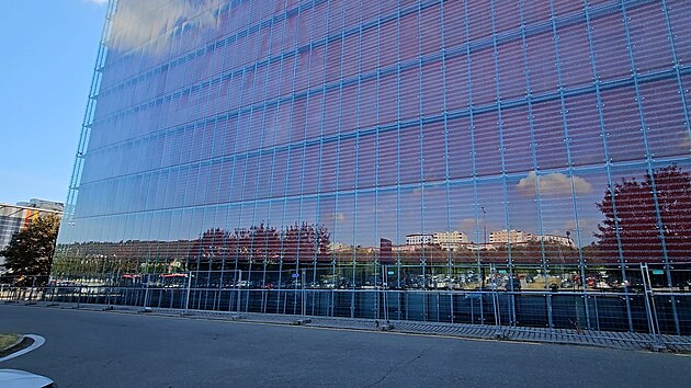 Archiv je už šest let obehnaný plotem, padající sklo se stále ...