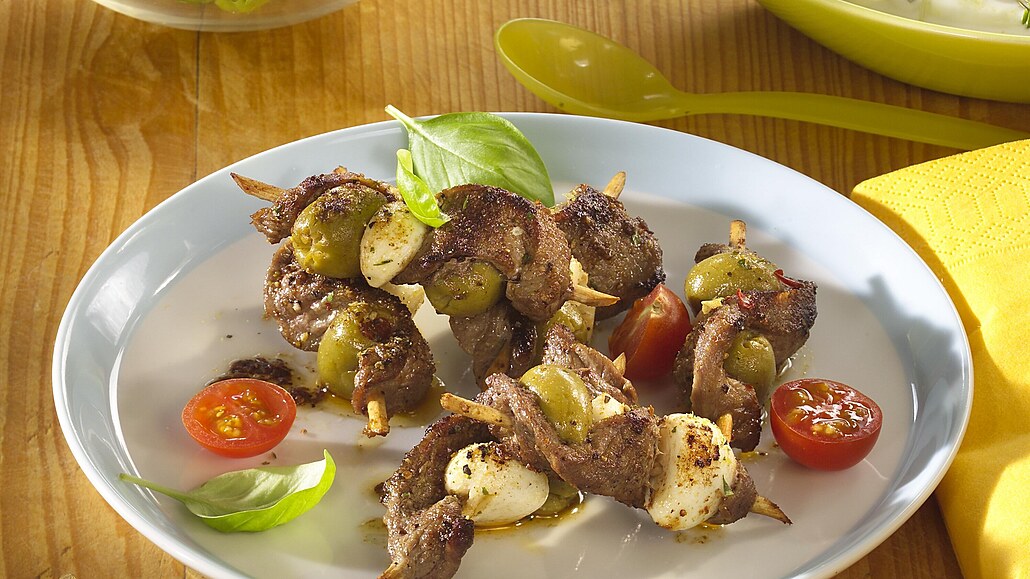 Hovězí špízky s olivami a česnekovou omáčkou – Recepty iDNES.cz