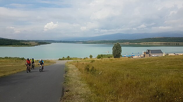 Slunce pálilo a voda zezelenala, řasa rozsivka změnila barvu jezera ...