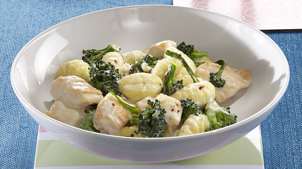 Noky s brokolicí a kuřecím masem – Recepty iDNES.cz