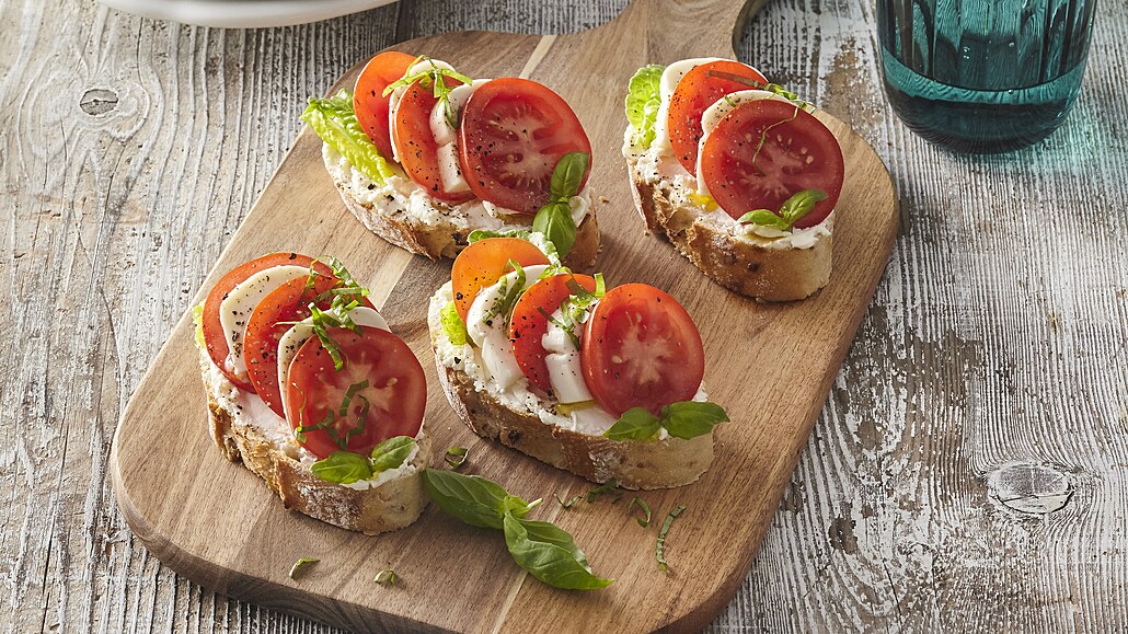 Caprese chlebíček – Recepty iDNES.cz