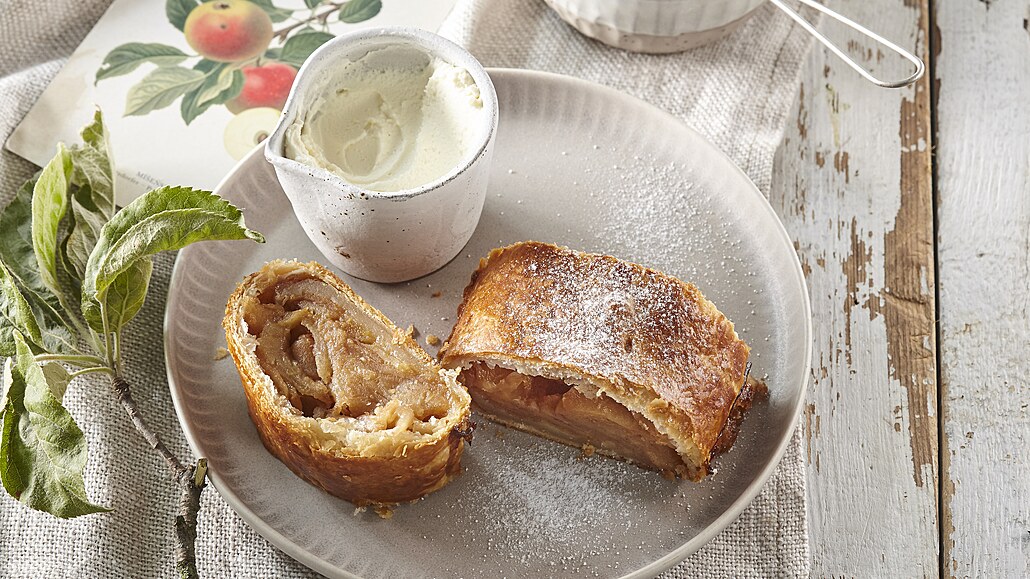 Jablečný závin s karamelem – Recepty iDNES.cz