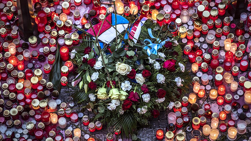 OBRAZEM: Satirické masky, protesty a pieta. Podívejte se na letošní 17 ...