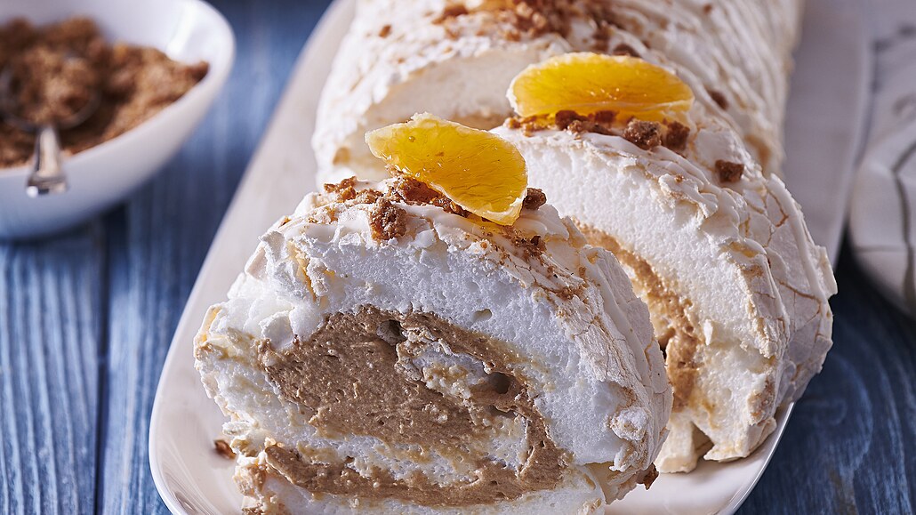 Bezé roláda s karamelovým krémem a griliášem – Recepty iDNES.cz