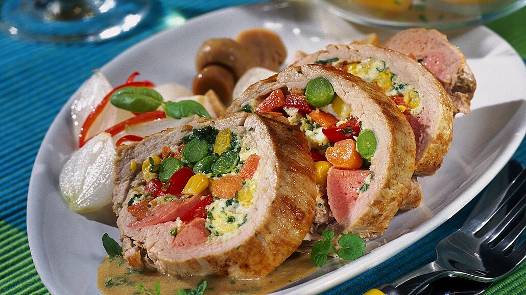 Telecí roláda s bylinkovou omáčkou – Recepty iDNES.cz