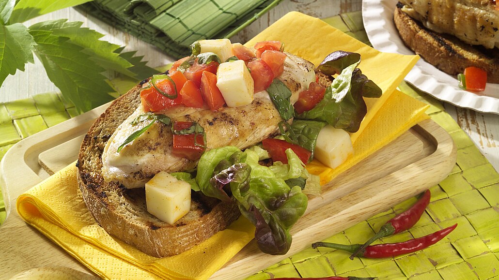 Topinka s kuřecím steakem – Recepty iDNES.cz