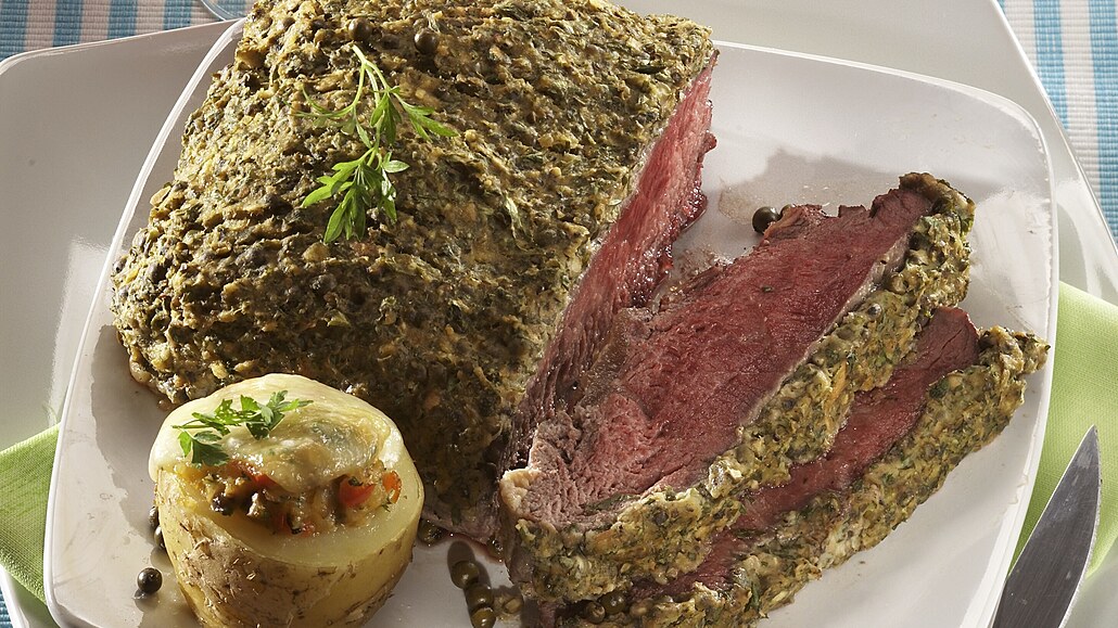 Rostbíf s pepřovou krustou a plněnými bramborami – Recepty iDNES.cz