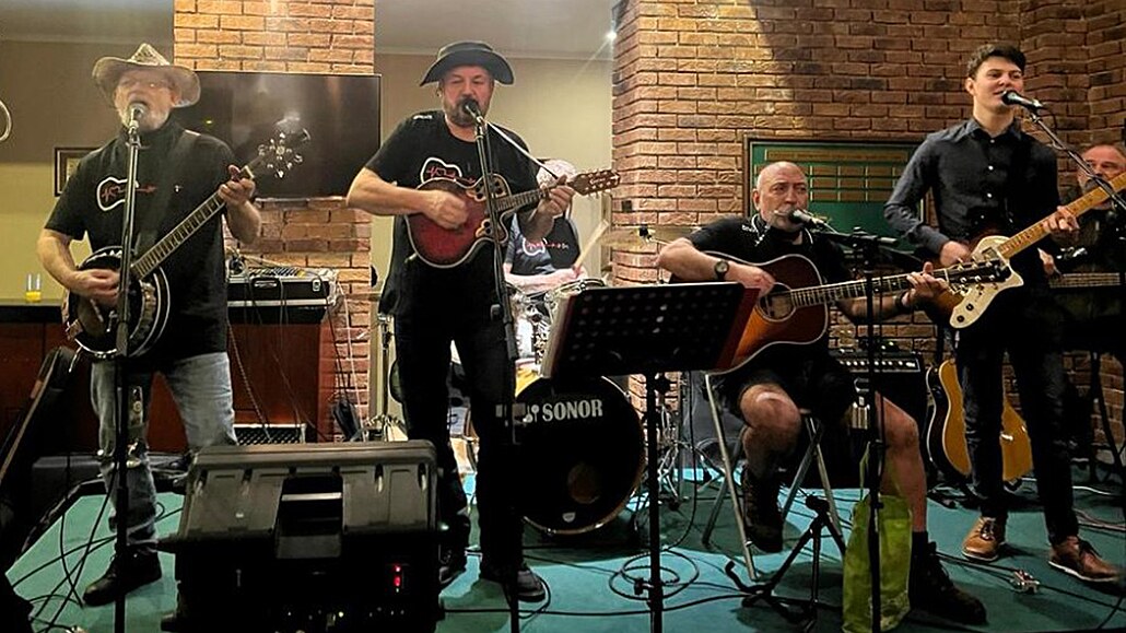 Třicet silvestrů v kuse. Kapelník Ferneticu oslavuje Nový rok hraním ...