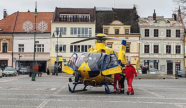 Záchranářský vrtulník přiletěl pro pacienta na vysokomýtské náměstí.