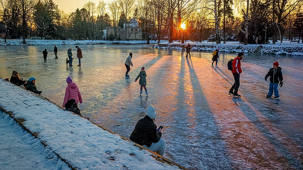 V Budějovicích se po letech bruslilo na řece, muž s dítětem se propadl ...