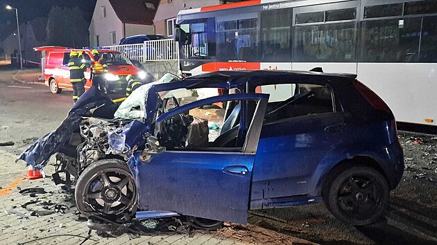 Smrt v zatáčce, kterou řidiči „řezají“. V Dobříši se srazil autobus s ...
