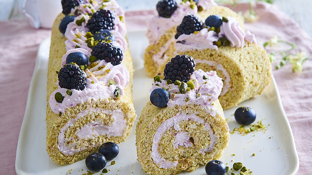 Pistáciová roláda s ostružinovým krémem – Recepty iDNES.cz