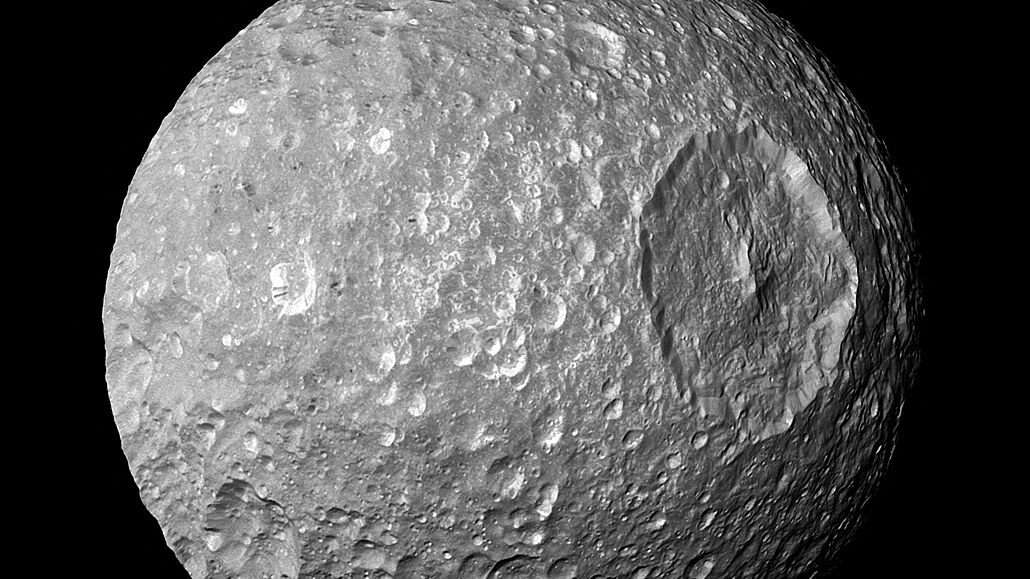 Saturnův měsíc přezdívaný Hvězda smrti ukrývá tajemství, odhalila sonda ...