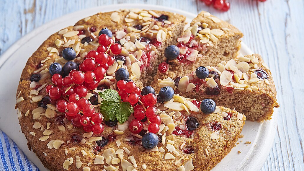 Letní celozrnný koláč s mandlemi – Recepty iDNES.cz