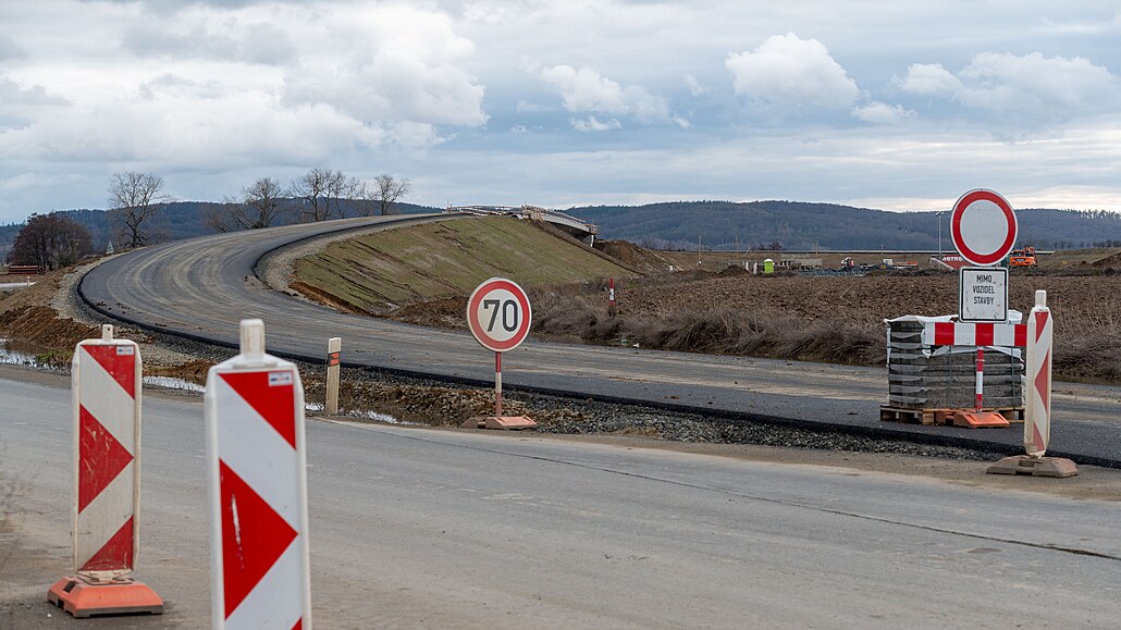 Děti Země, dálnice D49 a čekání na Maa. Česko je země vizí bez naděje ...