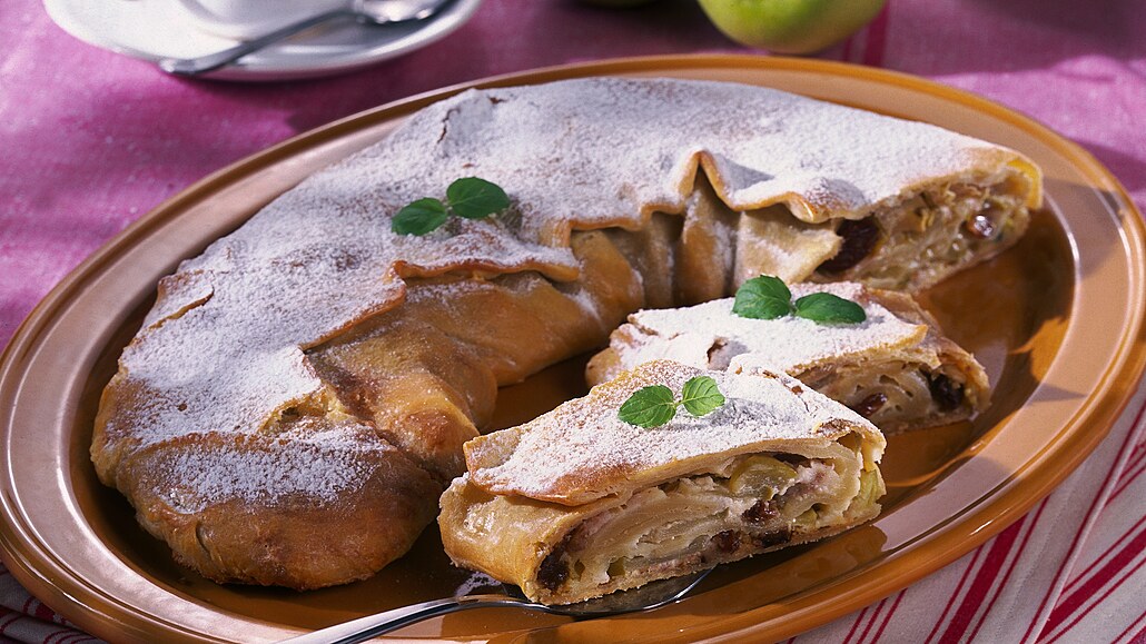 Závin s tvarohem a jablky – Recepty iDNES.cz