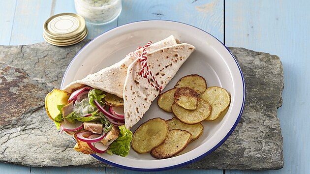 Letní wrap s domácími brambůrkami – Recepty iDNES.cz