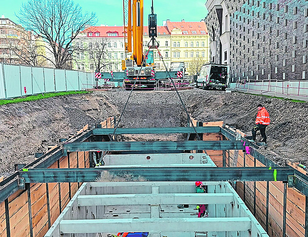 Voda ze střechy bude zalévat park. Na náměstí Jiřího z Poděbrad vzniknou speciální nádrže - Metro.cz