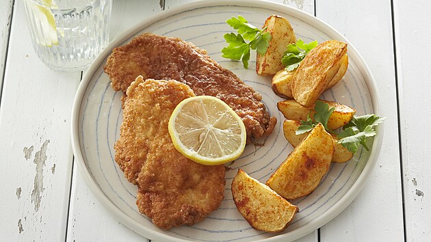 Obrácený řízek s pečenými bramborami – Recepty iDNES.cz