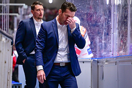 POHLED: Padák za padákem. Kdo rozumný by teď do Pardubic šel? - iDNES.cz