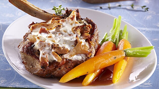 Telecí kotlety zapečené s houbovým jogurtem – Recepty iDNES.cz