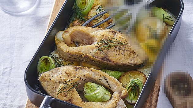 Kapří podkovy pečené s brambory a pórkem – Recepty iDNES.cz