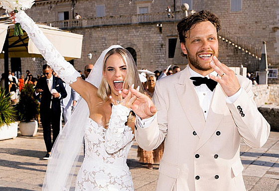 David Pastrňák a Rebecca Rohlsson ukázali svatební foto - iDNES.cz