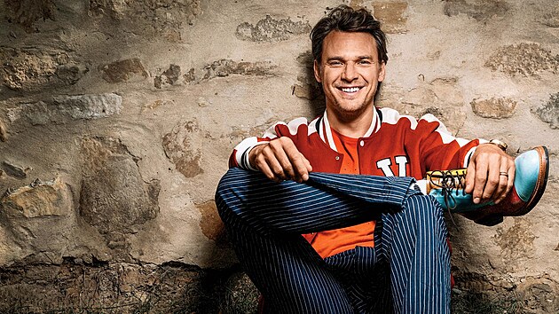 VIDEO: Proti informačnímu balastu. Vojtěch Dyk v nové písni hledá ...