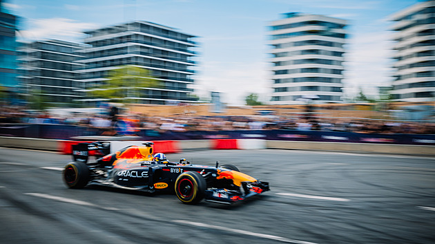 Fotogalerie: Závodní monopost formule 1 sviští Prahou ohromnou rychlostí.