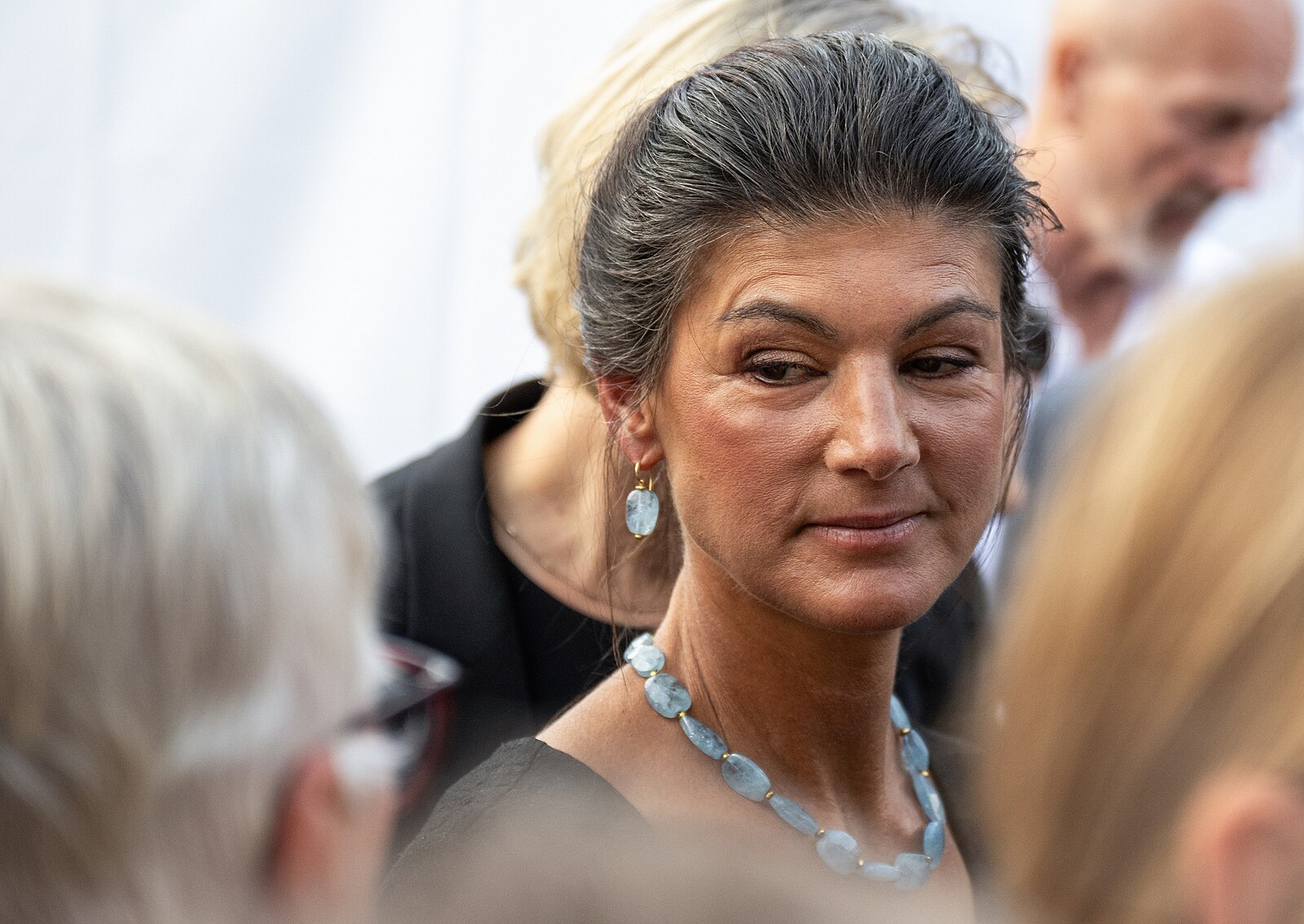 Rudá Sahra bude „drahou nevěstou“. Postkomunisté z Levice se mohou ...