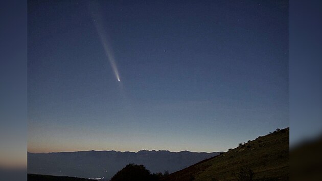 Kometa nad Českem je nejjasnější za 25 let, vidět je i z větších měst ...