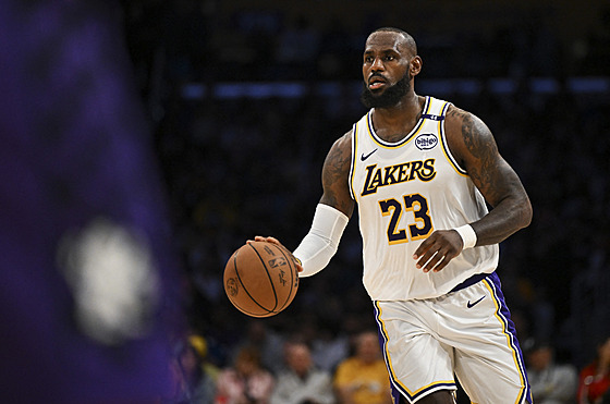 LeBron James zaznamenal triple double, Dallasu nestačilo 40 bodů ...