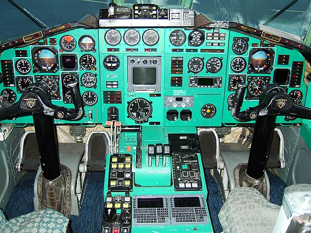 Podívejte se pod ruce palubnímu inženýru na Tu-154. Letušky stroj ...