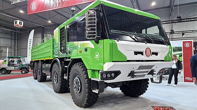 Tatra Force e-Drive Hybrid 8×8 má hybridní pohon. Jízda na elektřinu ...