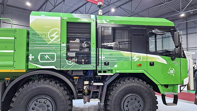 Tatra Force e-Drive Hybrid 8×8 má hybridní pohon. Jízda na elektřinu ...