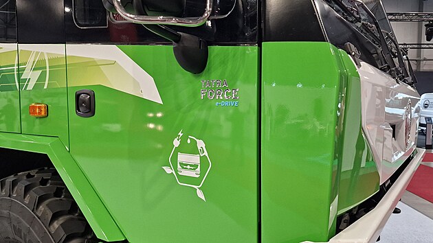 Tatra Force e-Drive Hybrid 8×8 má hybridní pohon. Jízda na elektřinu ...