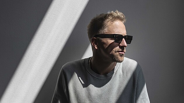 Tomáš Klus se objímal s fanynkami. Jeho Tamara šla domů - iDNES.cz