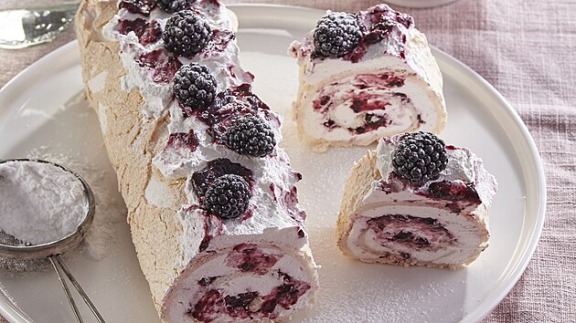 Sněhová roláda s ostružinami – Recepty iDNES.cz