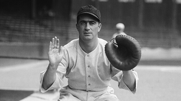 Baseballista, co měl zabít nacistického jaderného vědce. Moe Berg byl ...