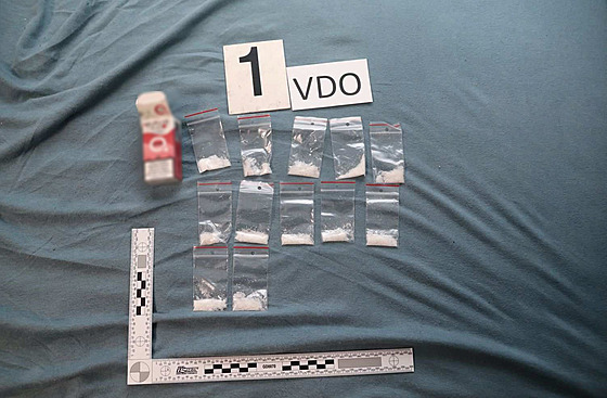 Syntetické drogy prodávali i mladiství, policie gangu zabavila i půl ...